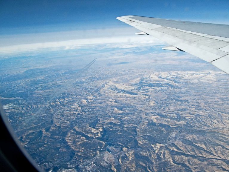 Why Do Commercial Planes Need To Have Vertical & Lateral Separation?