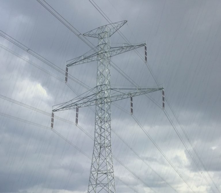Why Don't Power Lines And Towers Short-Circuit During Rains? » ScienceABC
