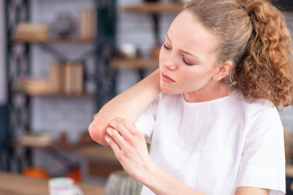 Why Does Scratching Your Back Feel So Good? » ScienceABC