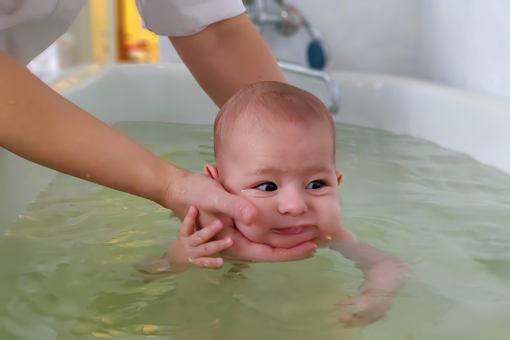 Can Newborn Babies Swim Better Than Adults? » ScienceABC